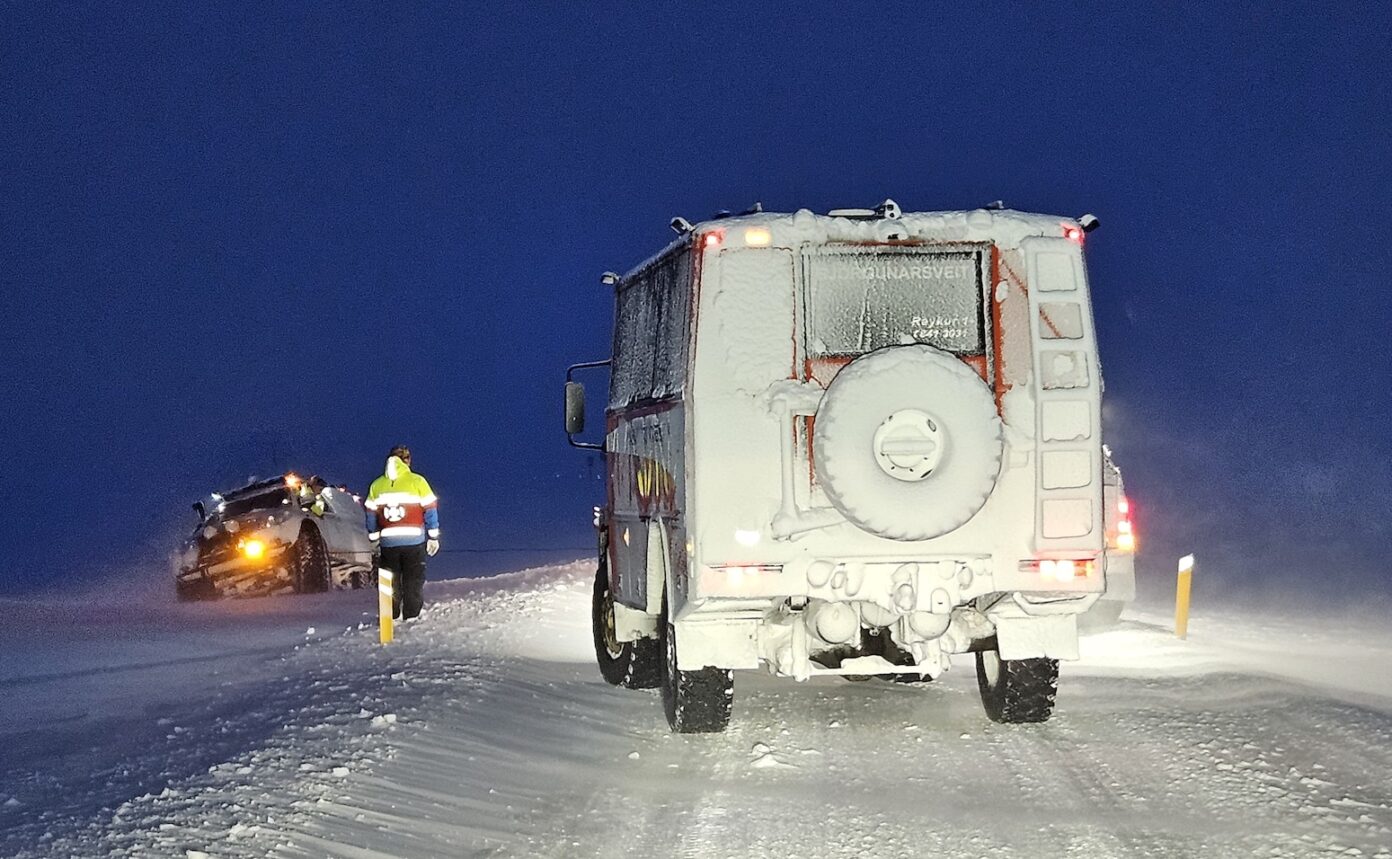 Björgunarsveitir aðstoðuðu ökumenn í Þingvallasveit | sunnlenska.is