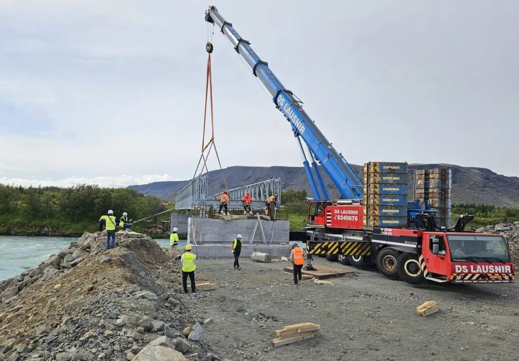 Bráða­birgða­brú hífð á Ölfusá með stærsta krana lands­ins | sunnlenska.is